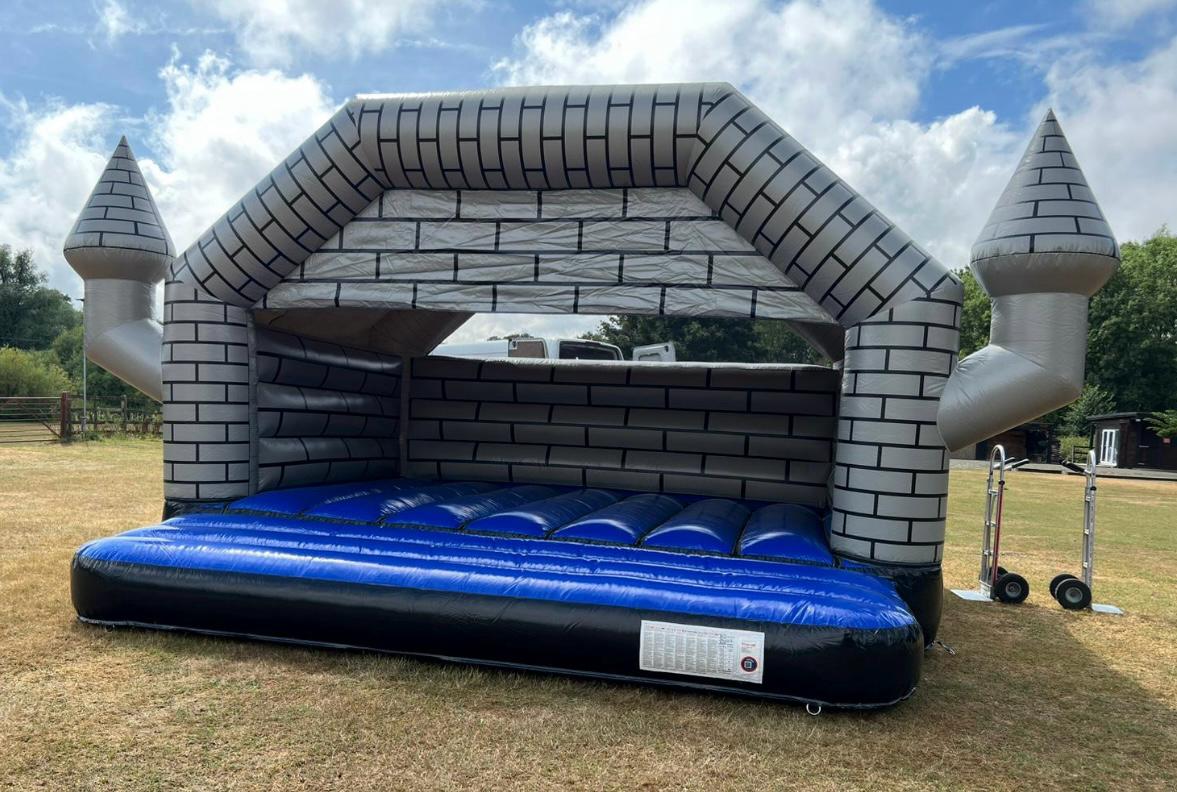 Super Fortress Castle 22 x 18 - Bouncy Castle Hire, Bouncy Castles ...