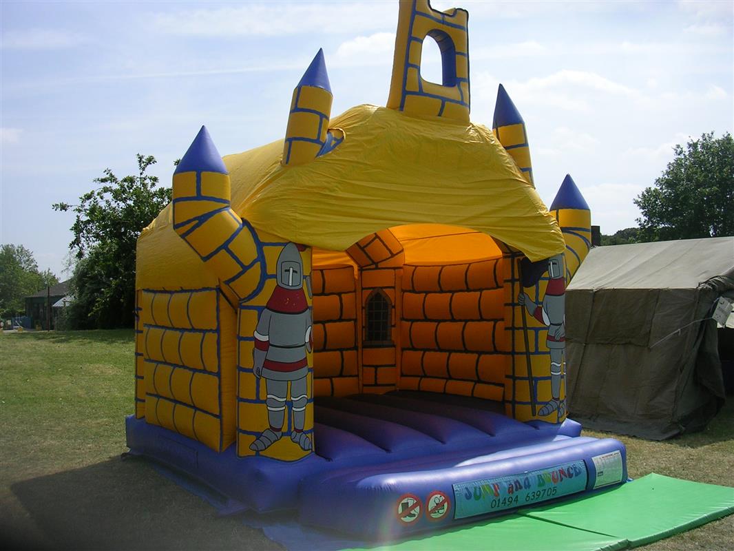 12 x 17 Knights Bouncy Castle - Bouncy Castle Hire in High Wycombe ...