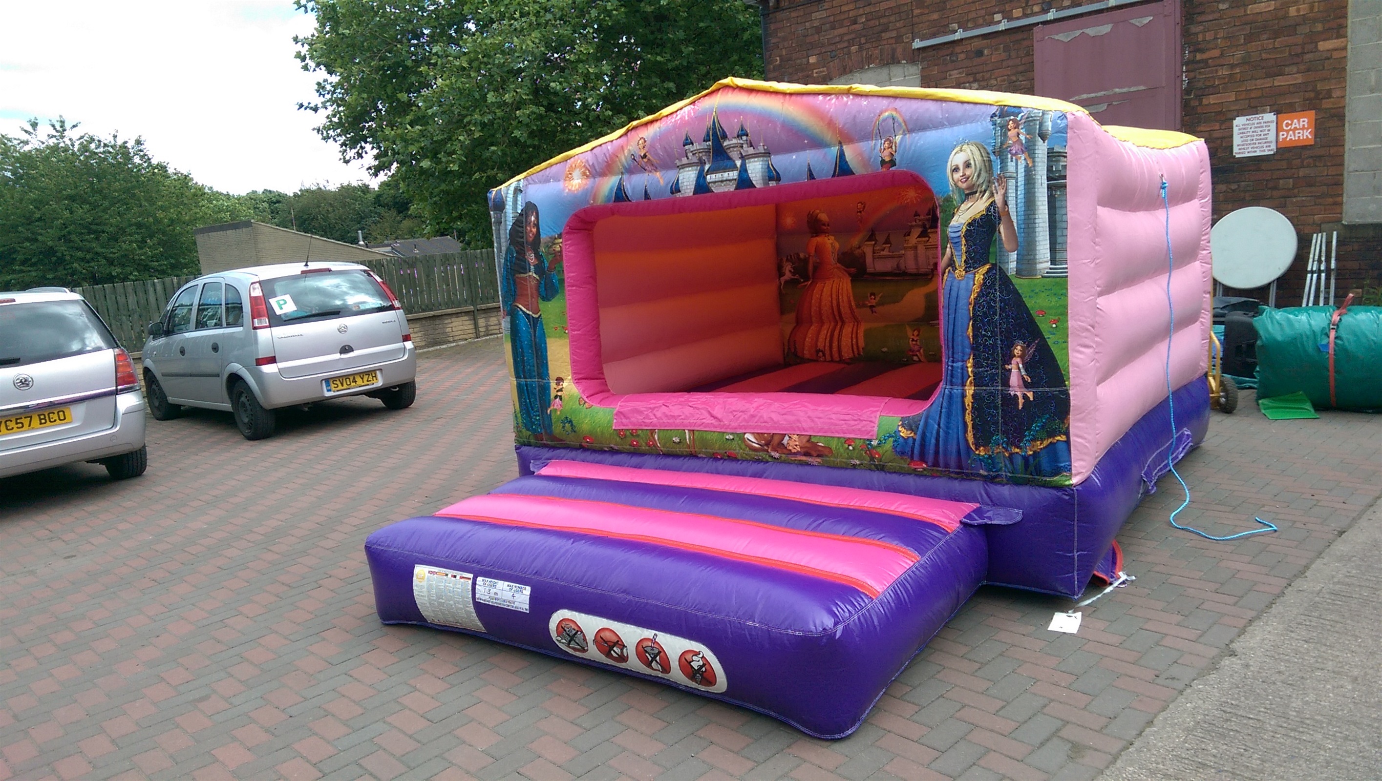 Princess Box Castle - Bouncy Castle Hire in Leeds, Bradford, Halifax ...