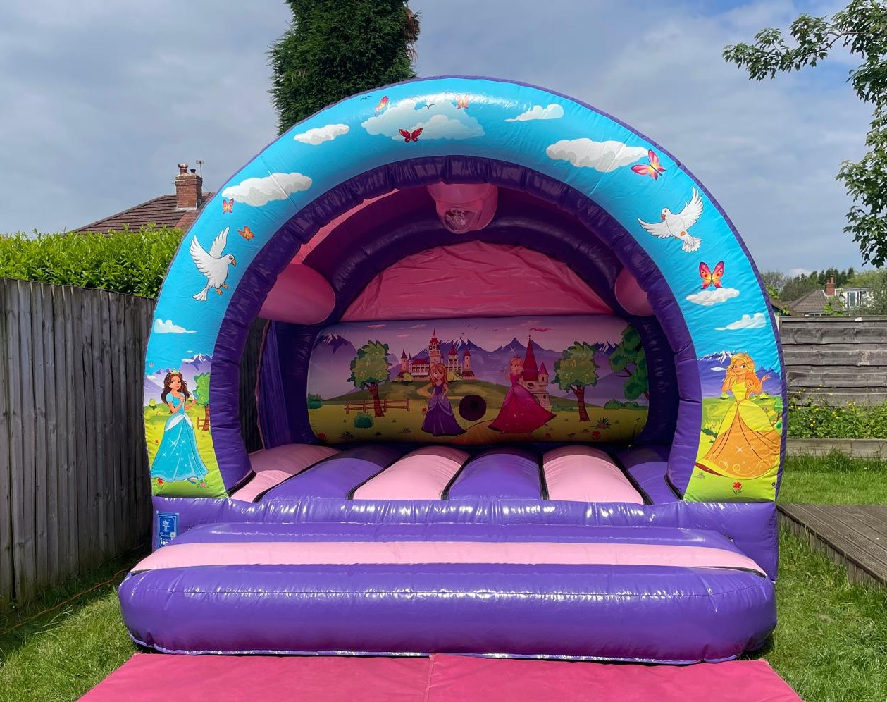 Girls bouncy castles for hire - Born 2 Bounce