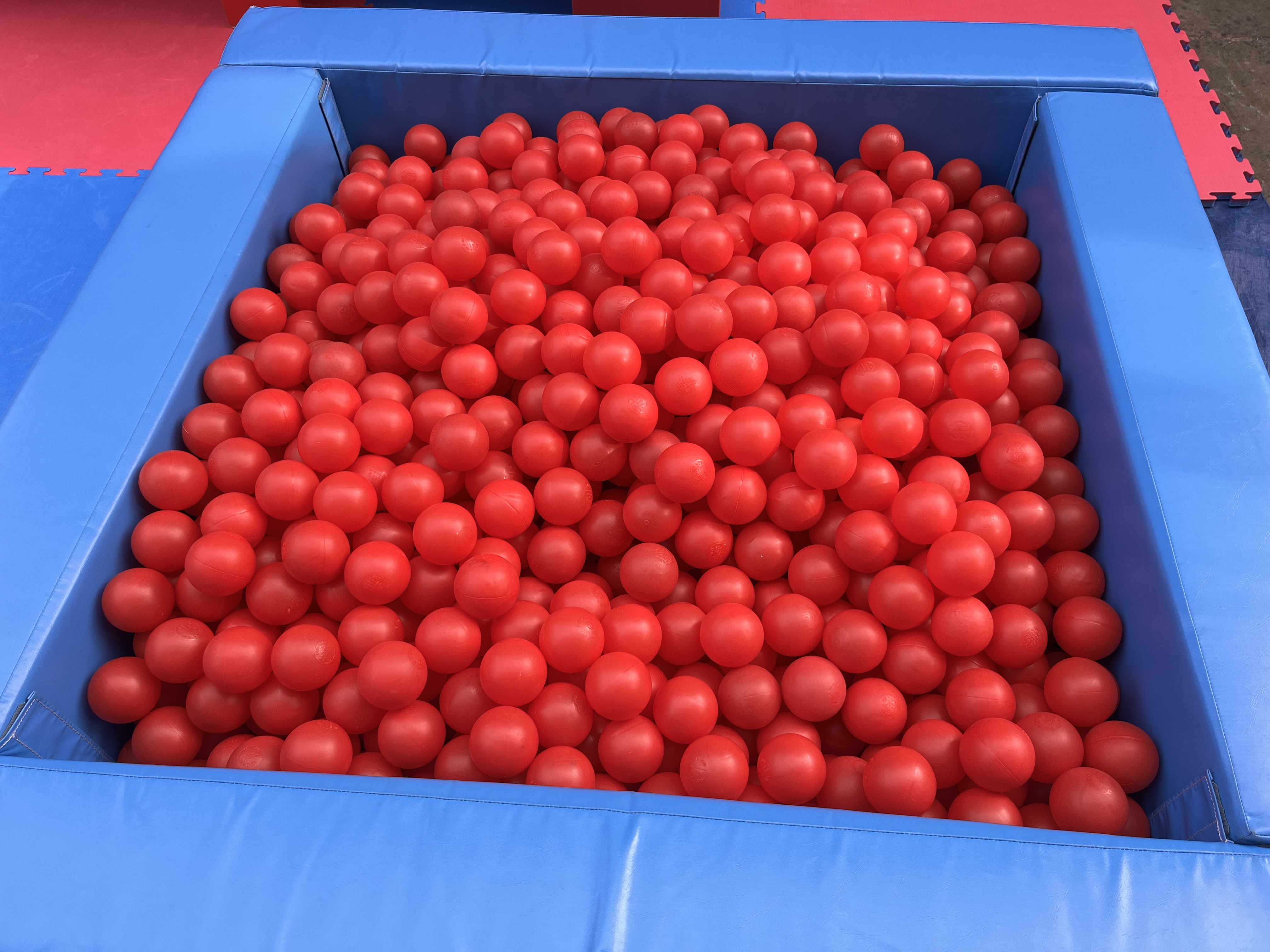 Blue & Red Ball Pond| Soft Play & Ball Pit Hire London | Dancing Cubs