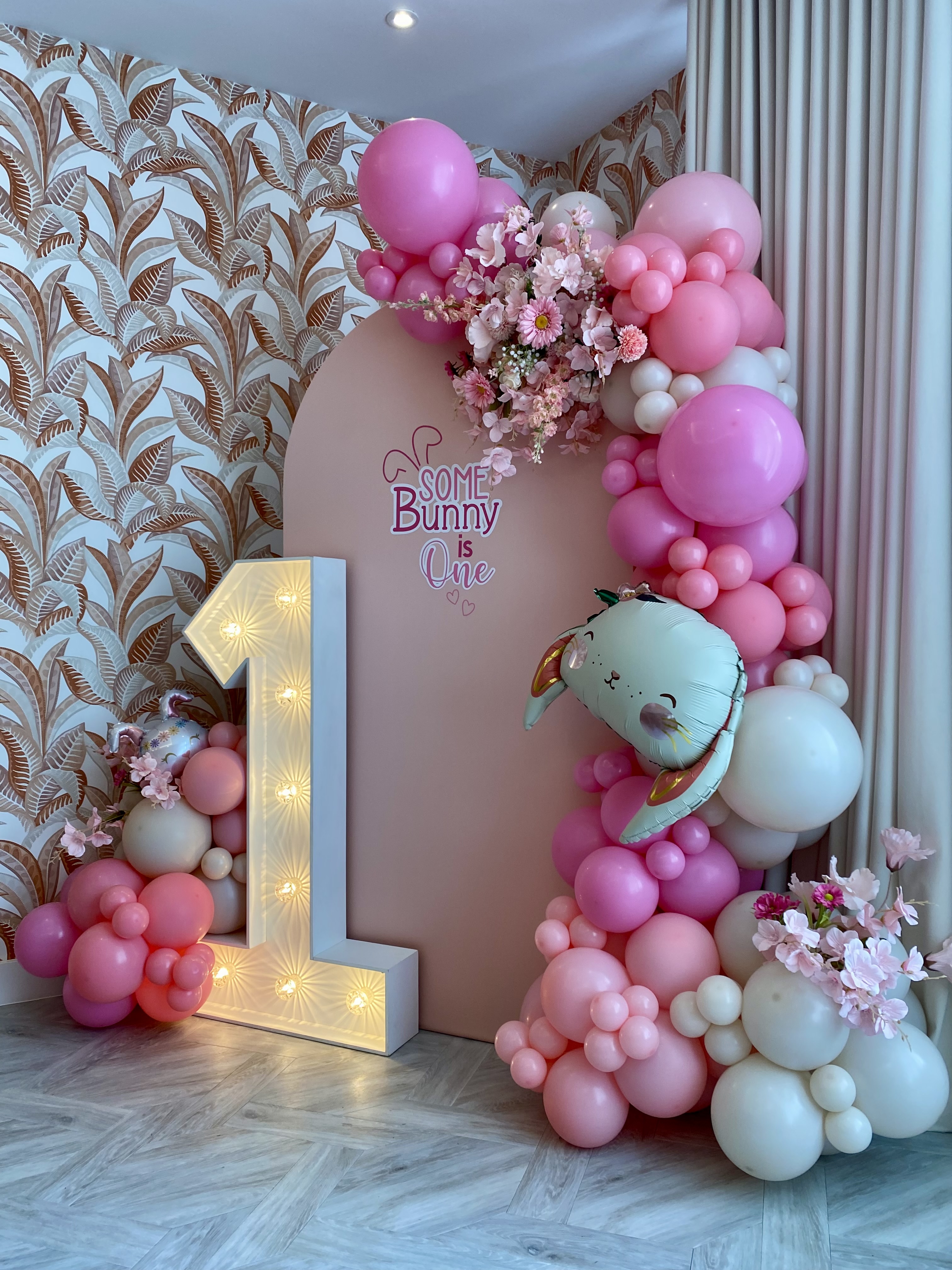 Large Balloon Displays - Hire, Balloon Displays, Bouncy Castle, Soft ...