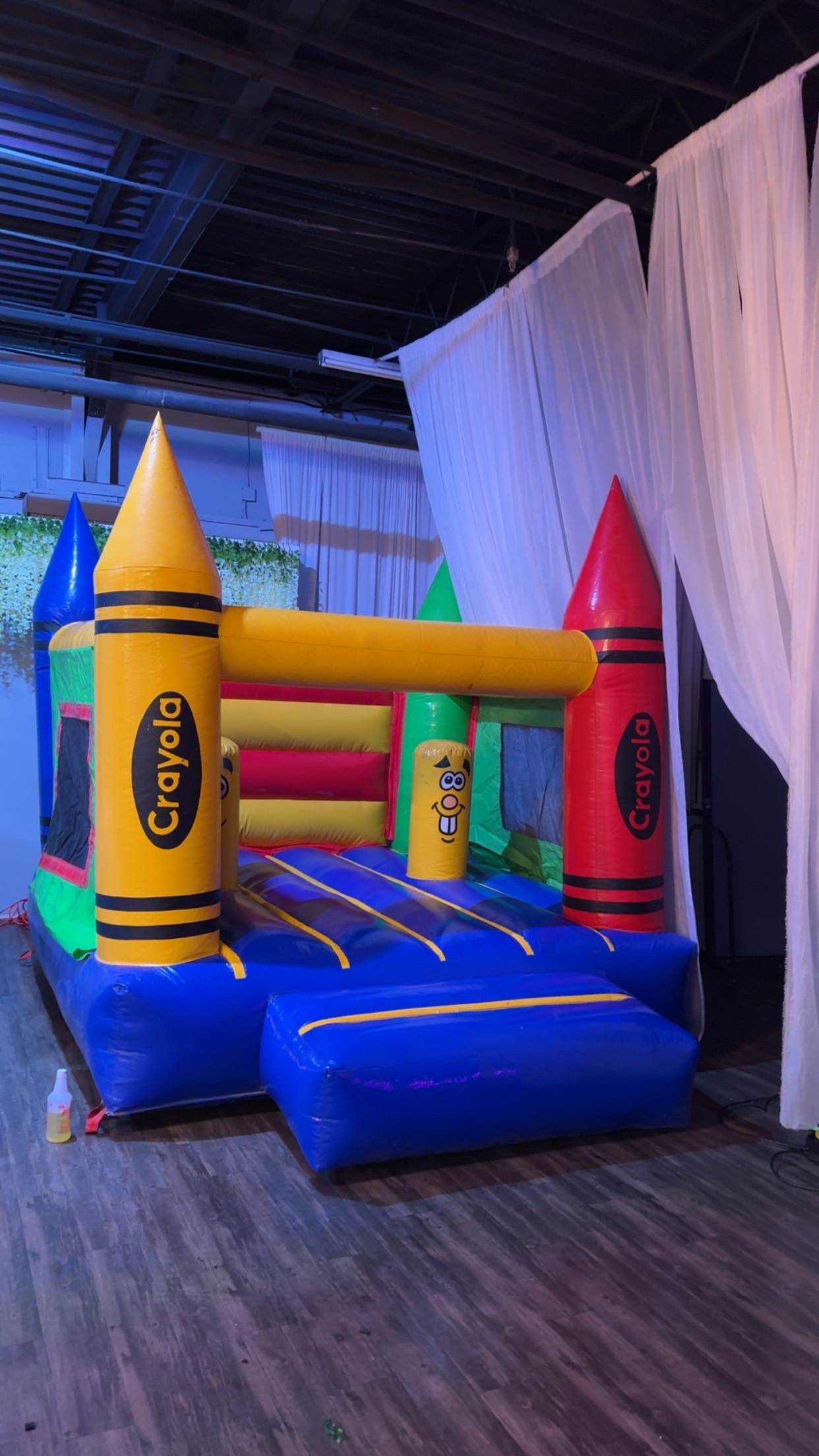 Crayon Castle - Rental in Texas | Jump and ride party rentals