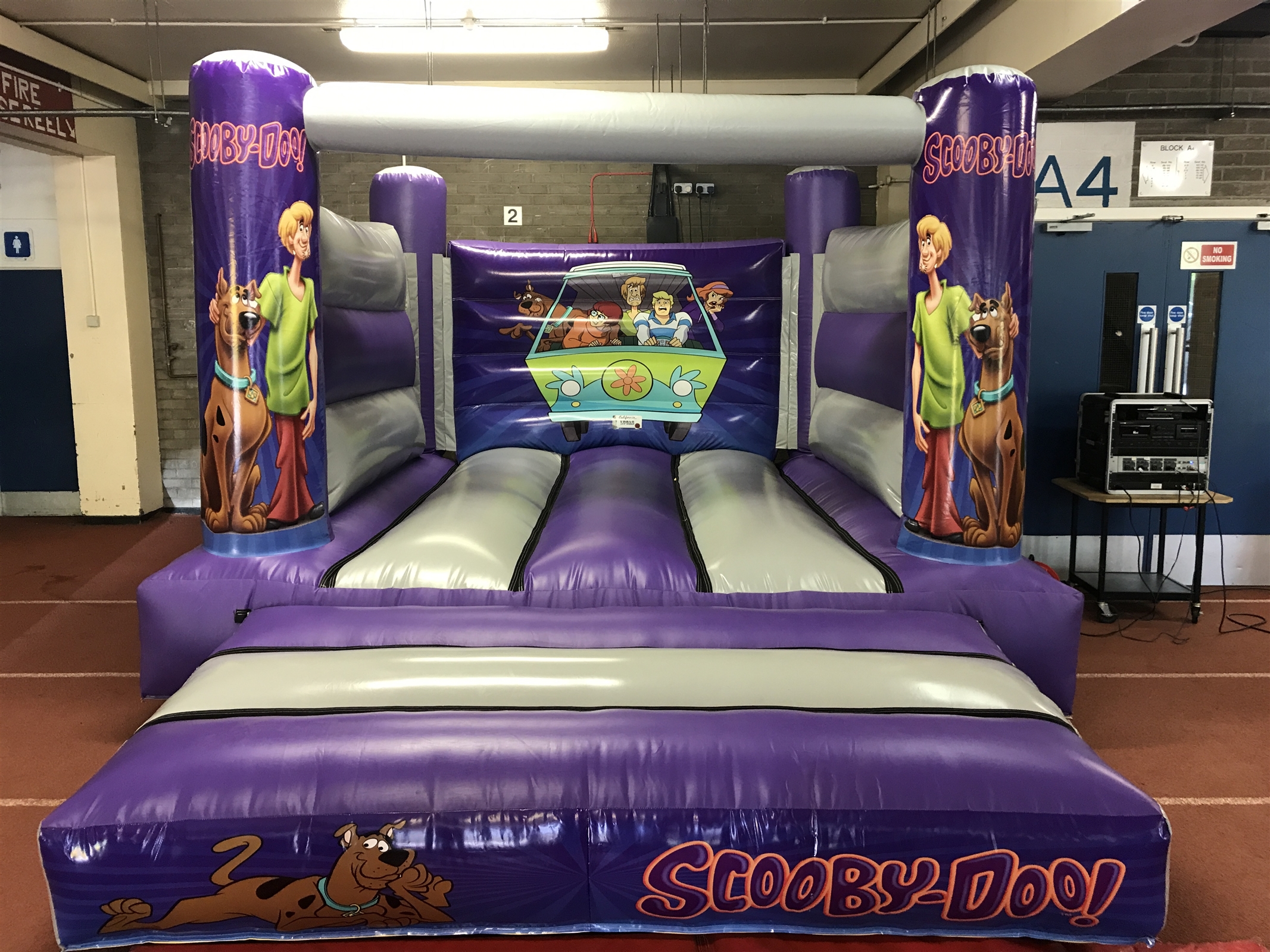 (low roof castle) 12ft x 14ft Scooby Doo 4 poster - Hire in Edinburgh ...