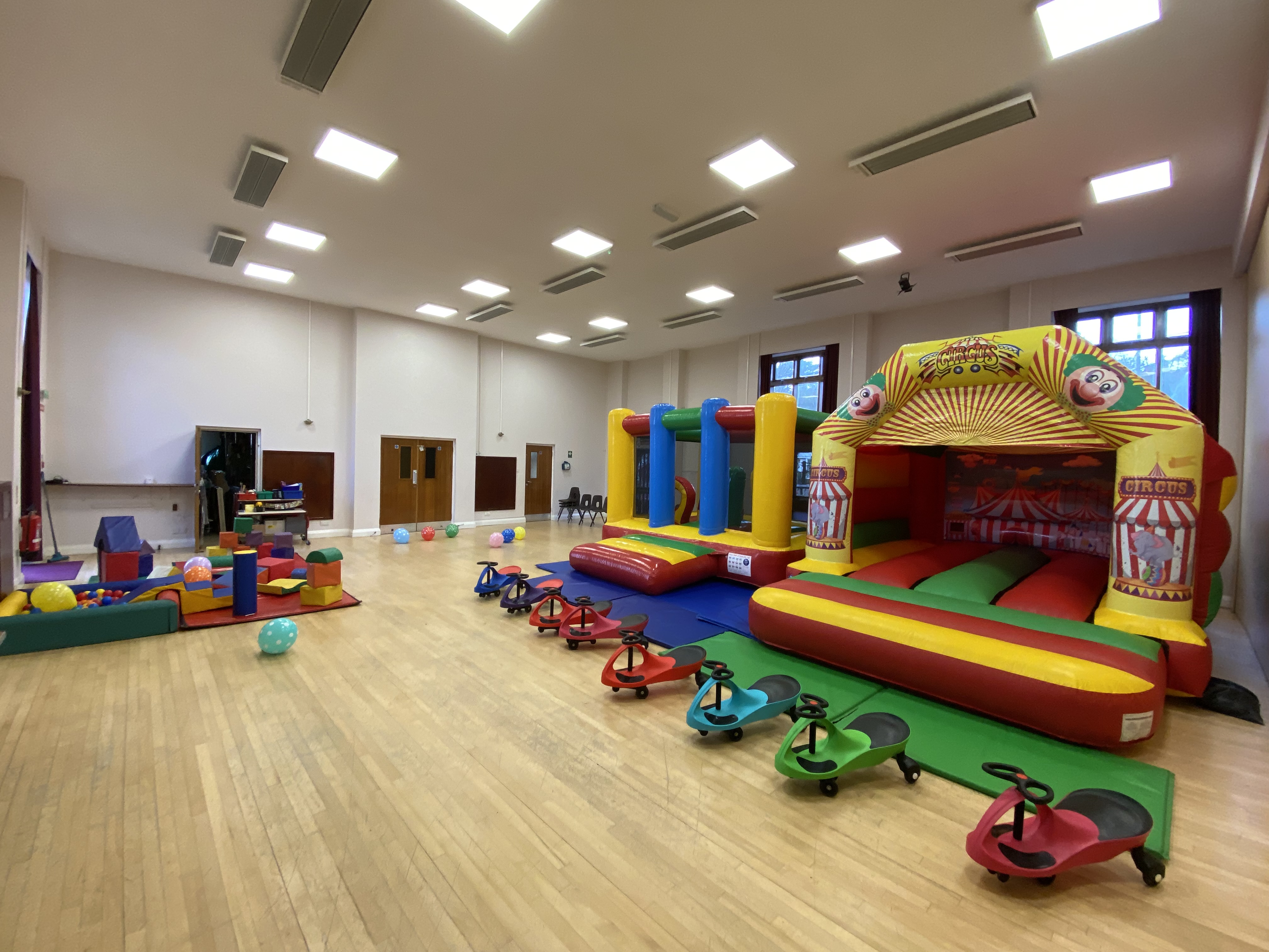 Circus Bouncy Castle - Hire, Balloon Displays, Bouncy Castle, Soft Play ...