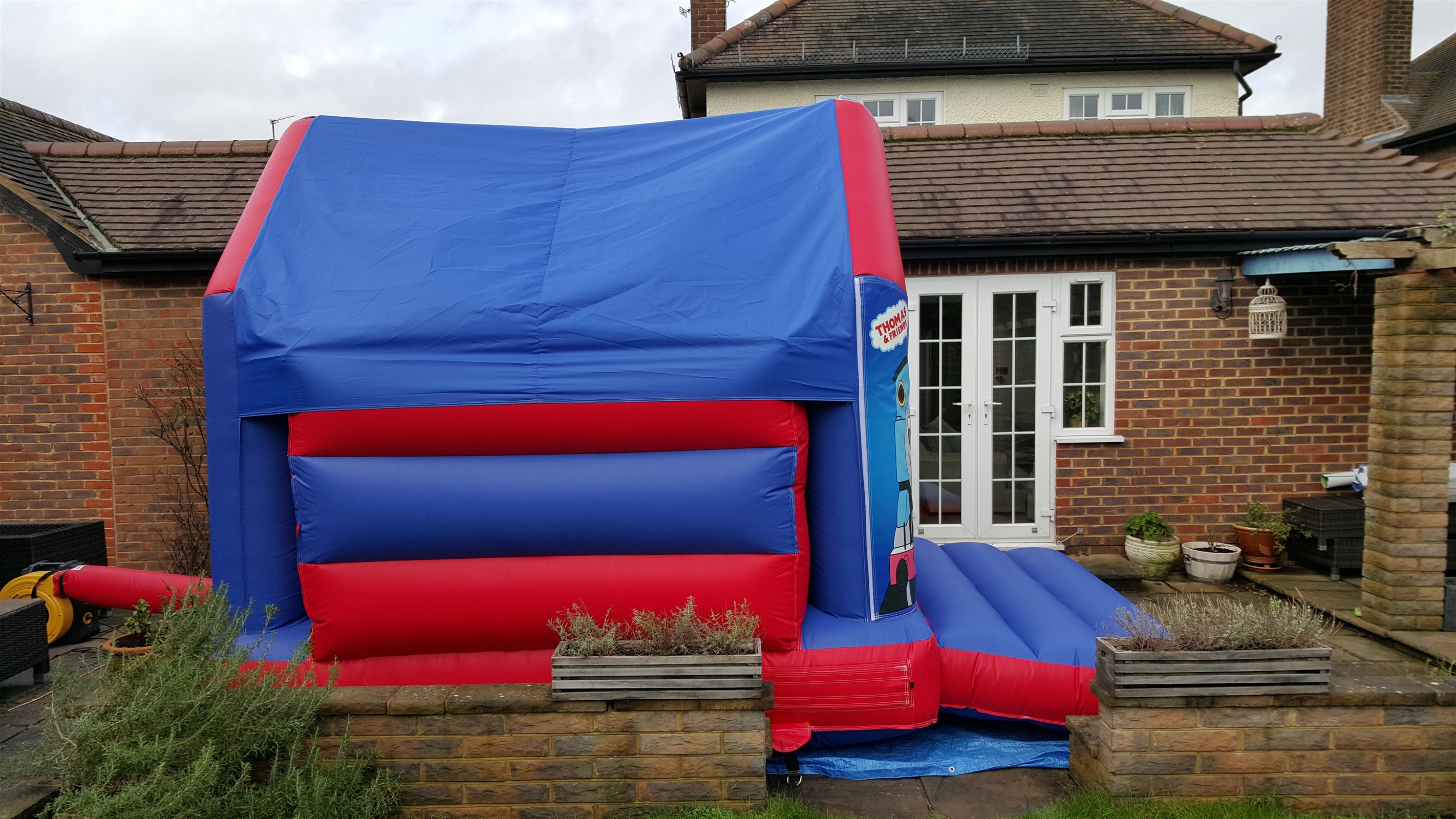 THOMAS THE TANK ENGINE BOUNCY CASTLE 15FT vs 11ft - Bouncy Castle Hire ...