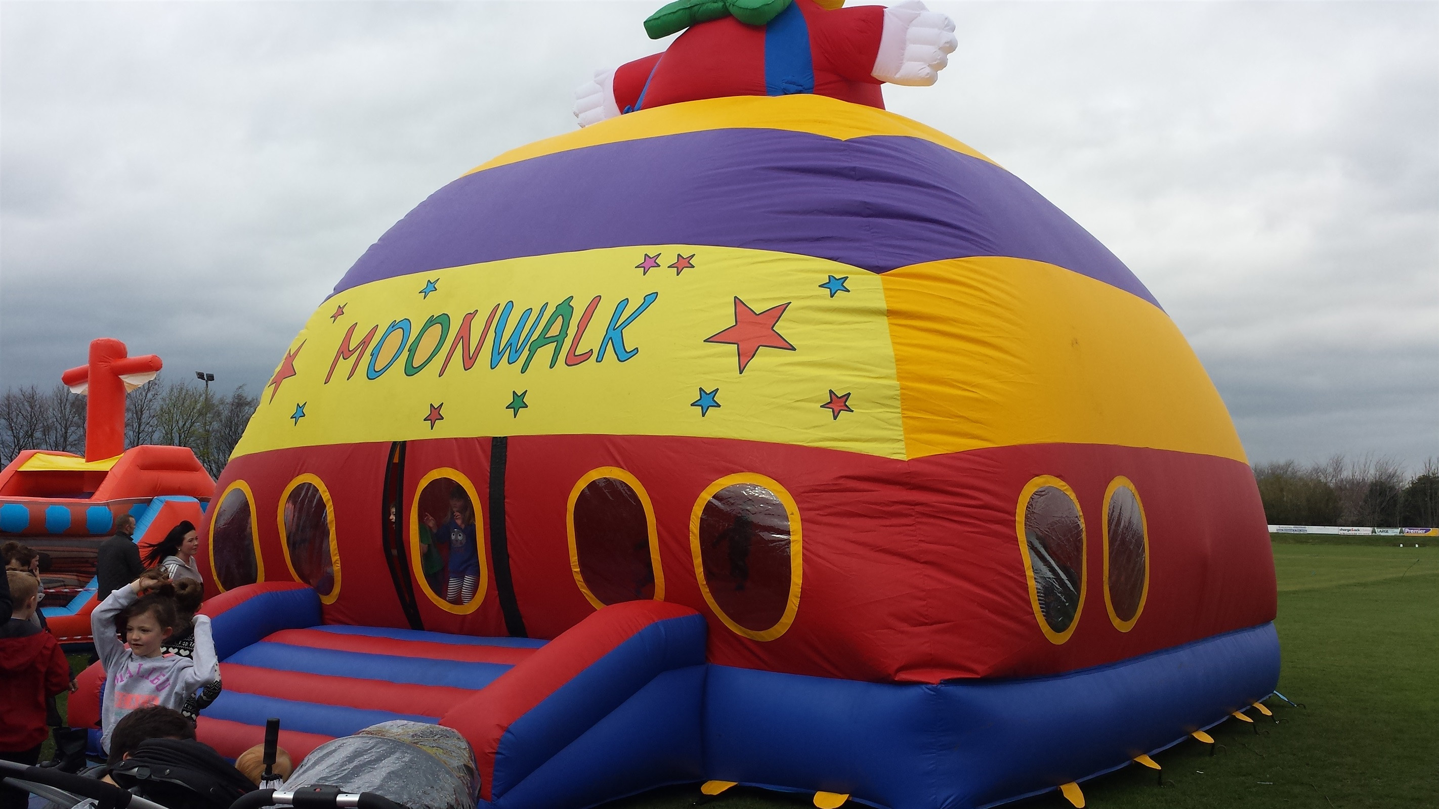 BB-039 - 25x30x25ft - Jack in the Box Moonwalk Dome - (Red, Blue ...