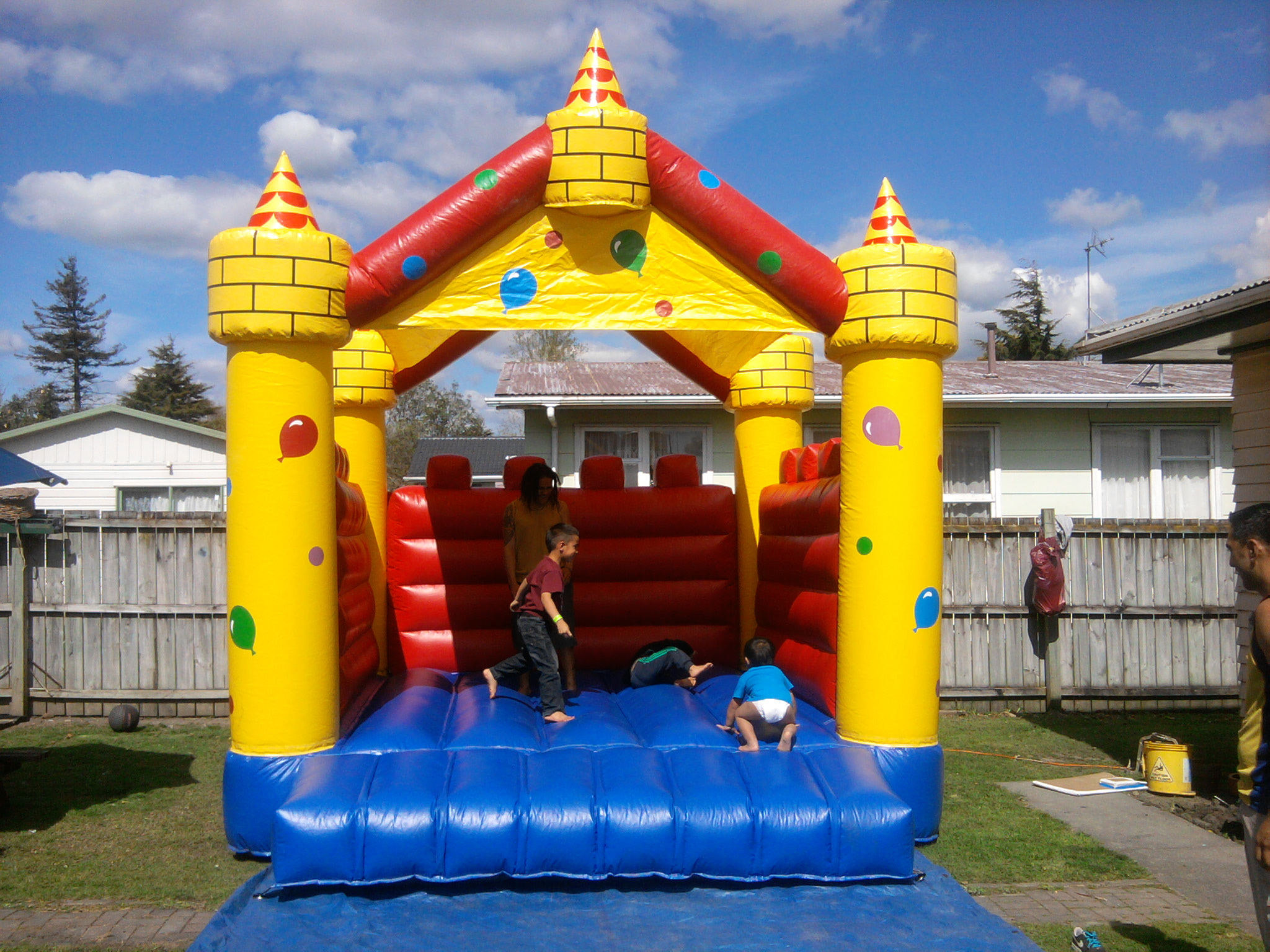 🏰 4x4 - Medium Jumping Castle - Easy to watch the kids! - Jumping ...