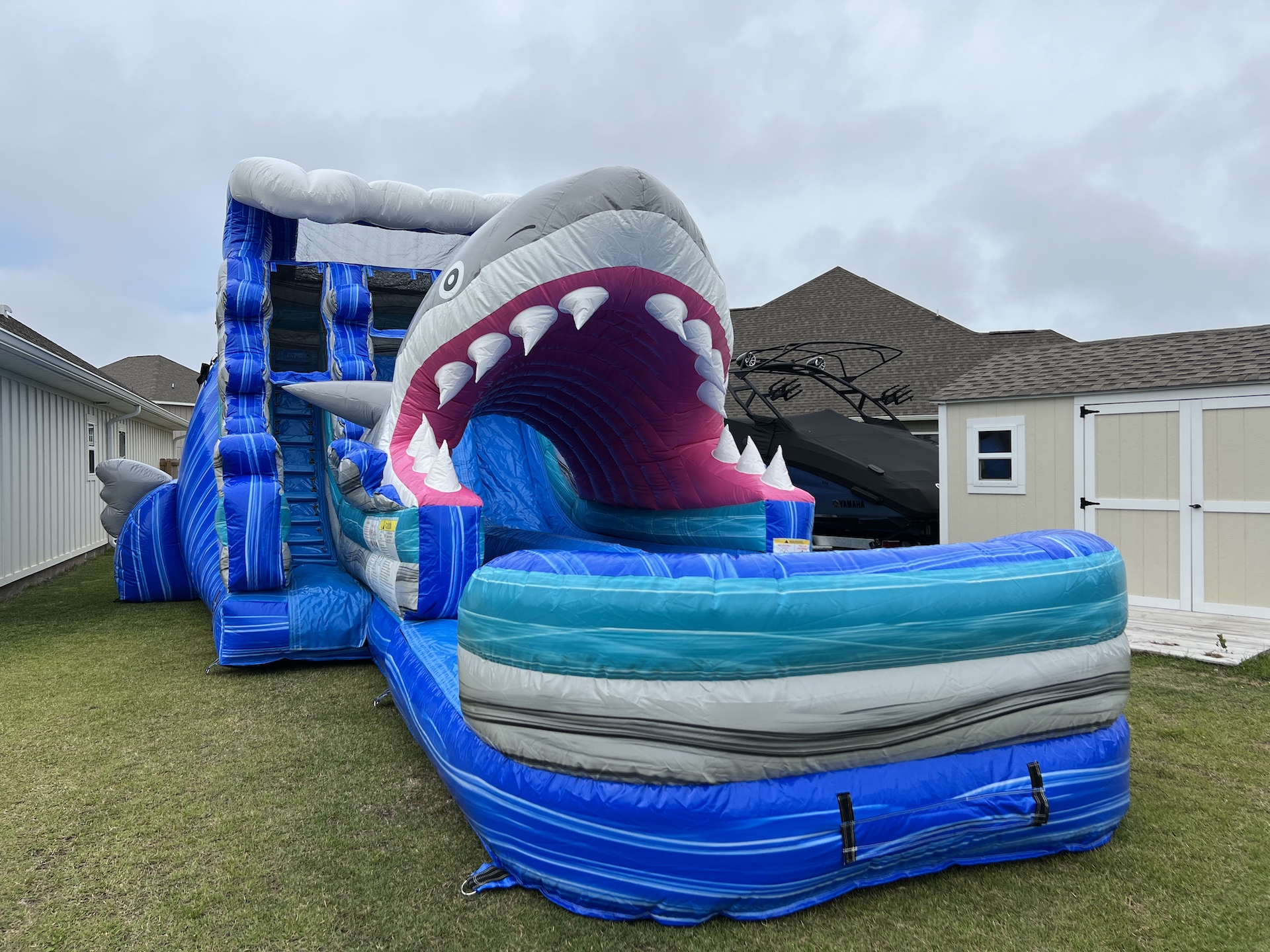 18' JAWS Dual Lane Slide (WET) - Bounce House Hire in FL | JT Jumpers, LLC