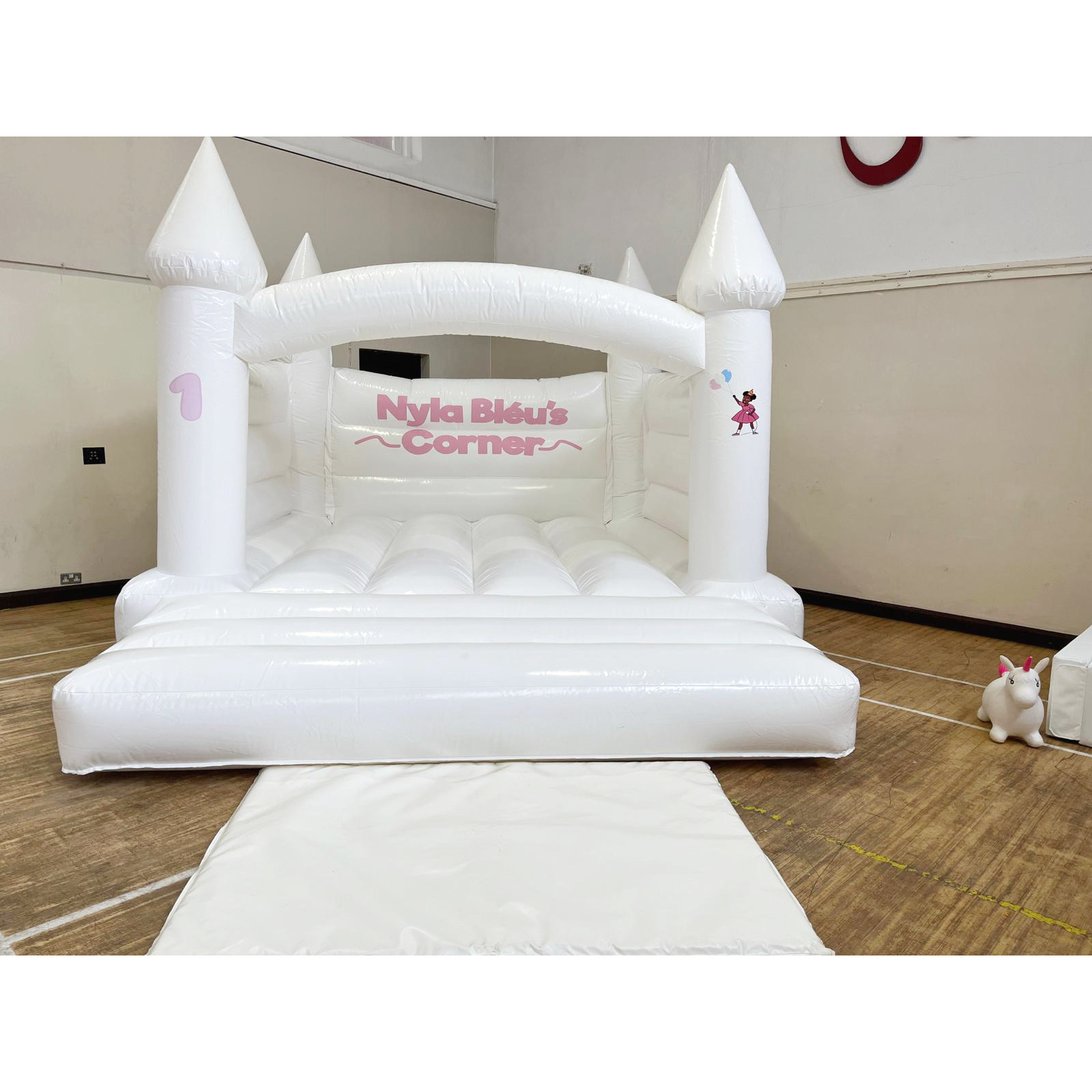 White Turret Top Castle - Hire in Hertfordshire | Jumping Jax Castles