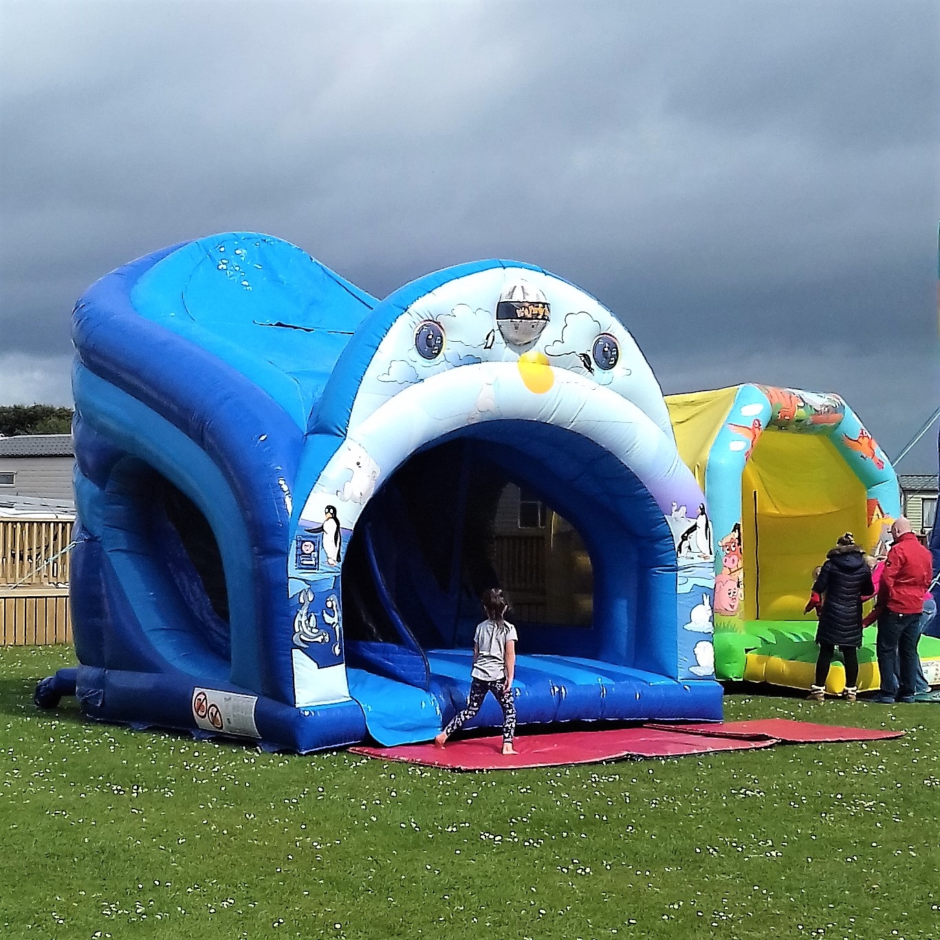 16ft x 14ft Ice Cube Castle & Curved Bounce 'n' Slide - Bouncy Castle ...