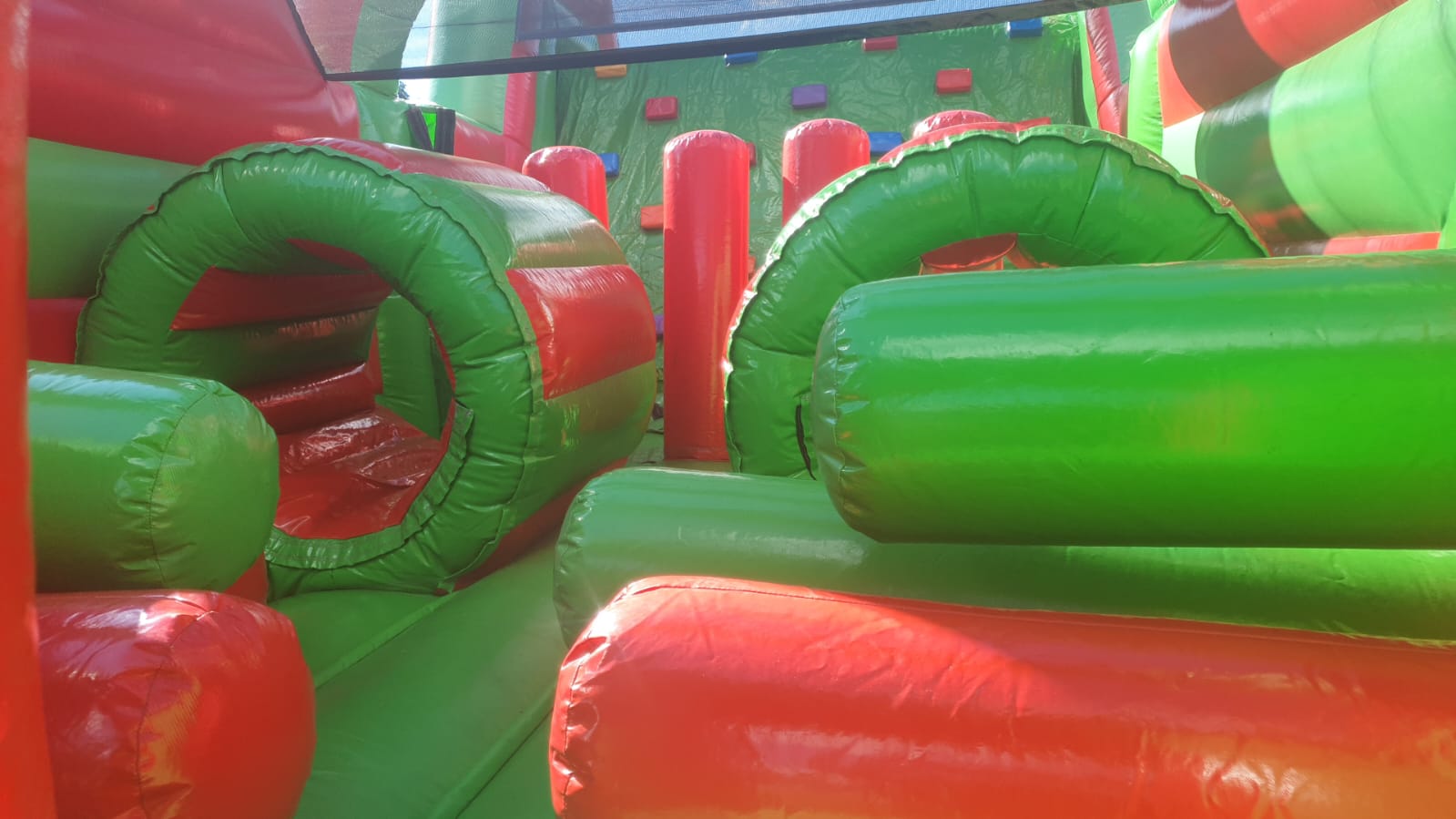 40 ft Red & Green Rock OB... HIRE 1 DAY AND GET SECOND DAY FREE - Hire ...