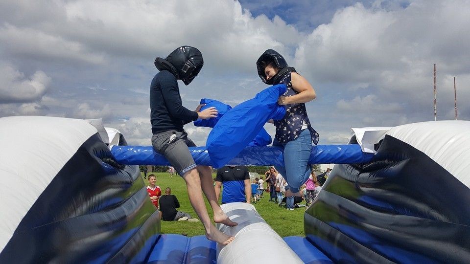 Pillow Bash Pole Joust Inflatable 15ft x 15ft - Bouncy Castle Hire in ...