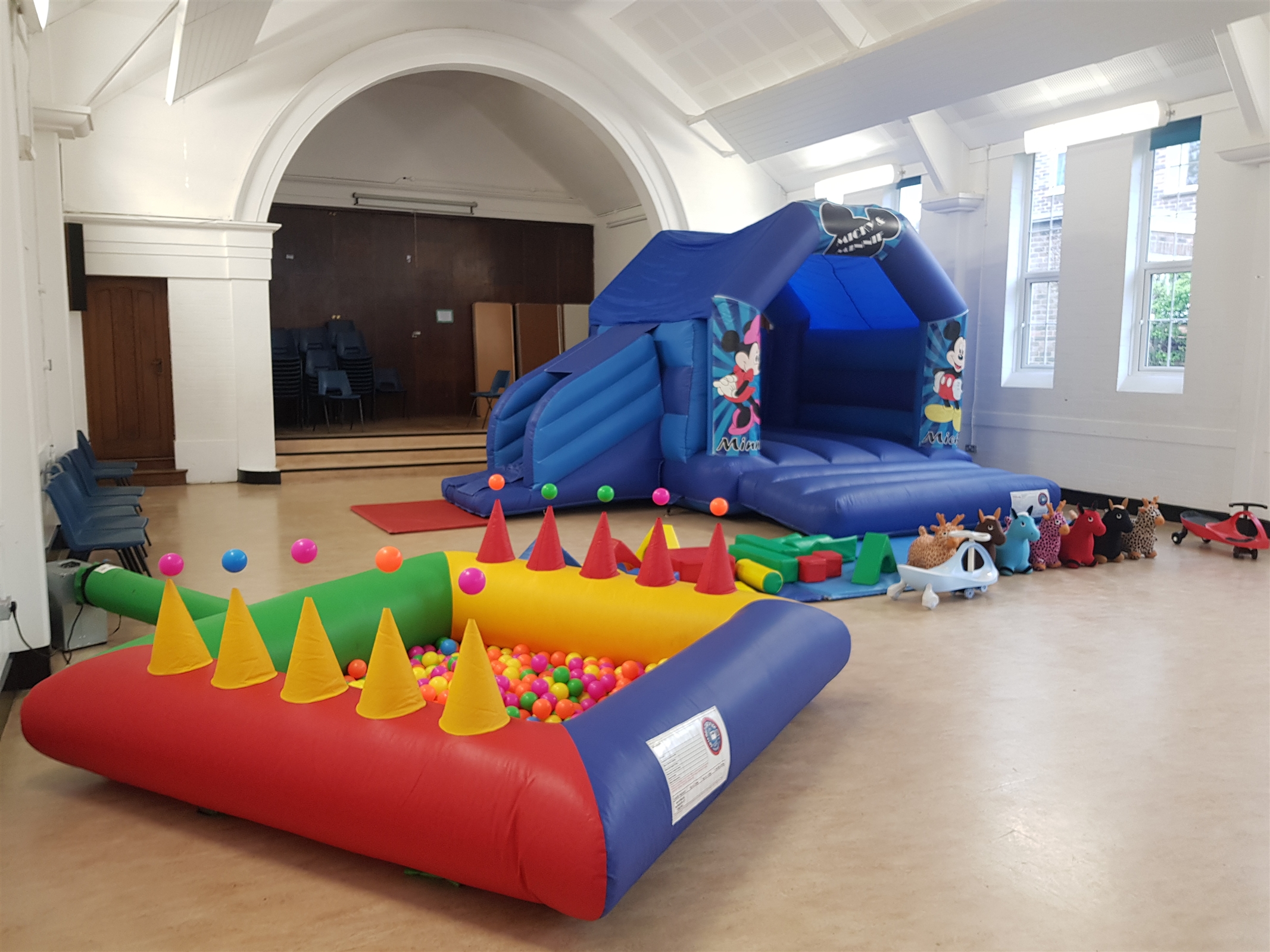 MICKEY & MINNIE MOUSE BOUNCY CASTLE 16FT vs 15ft - Bouncy Castle Hire ...