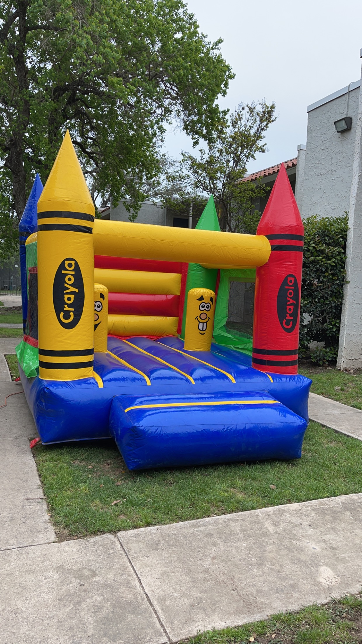 Crayon Castle - Rental in Texas | Jump and ride party rentals